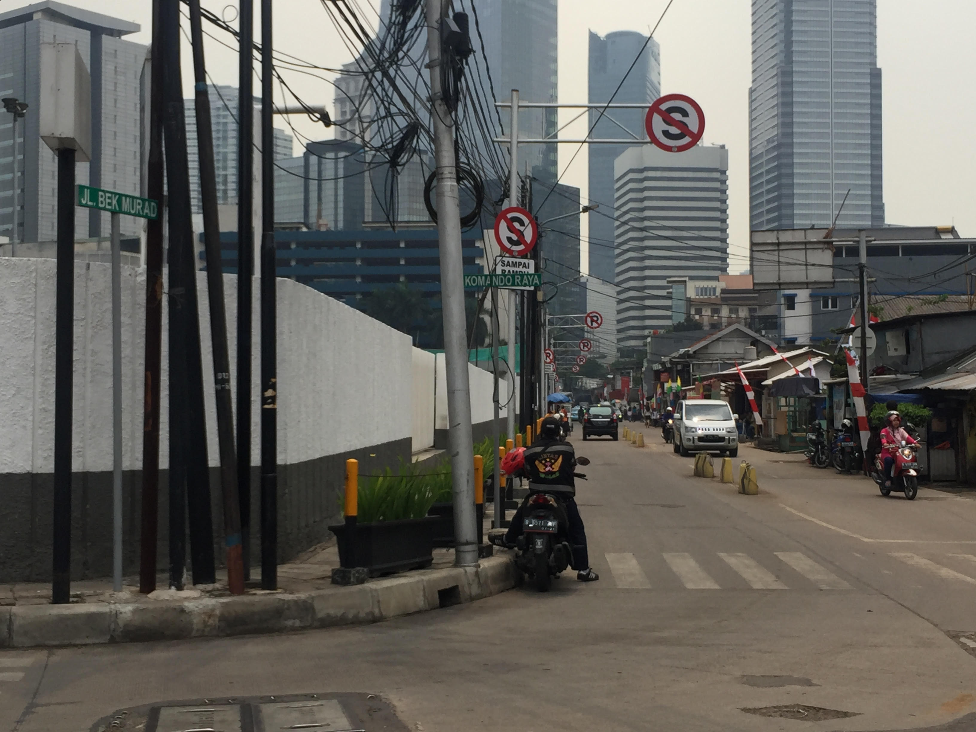Menelusuri Jalan Alternatif di Sudirman